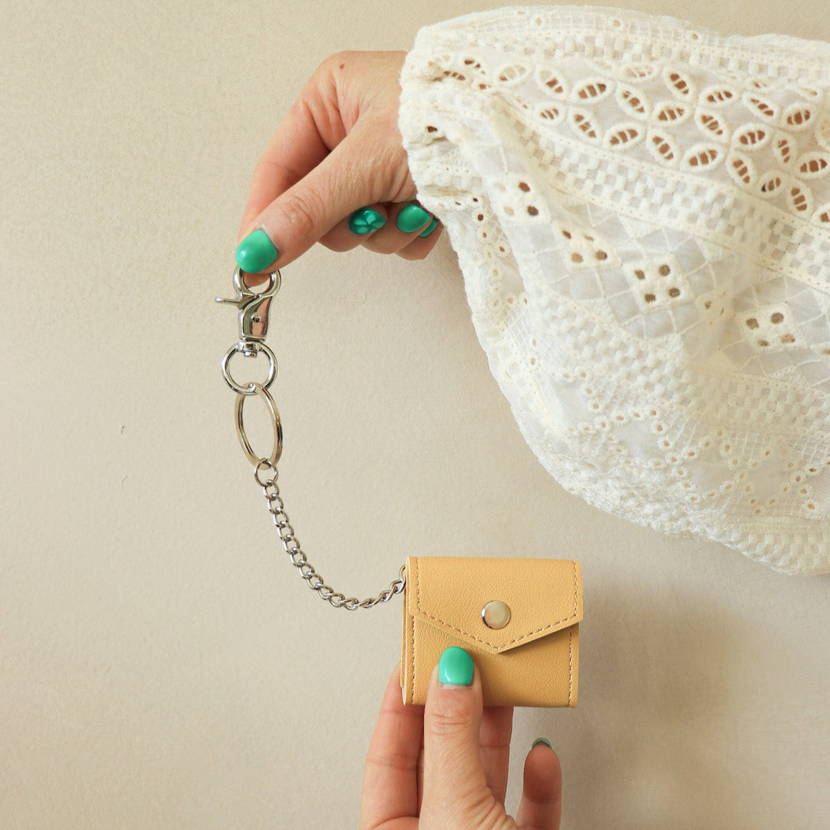 Le Micro Étui cuir végane avec porte-clef – HoraceJewelry